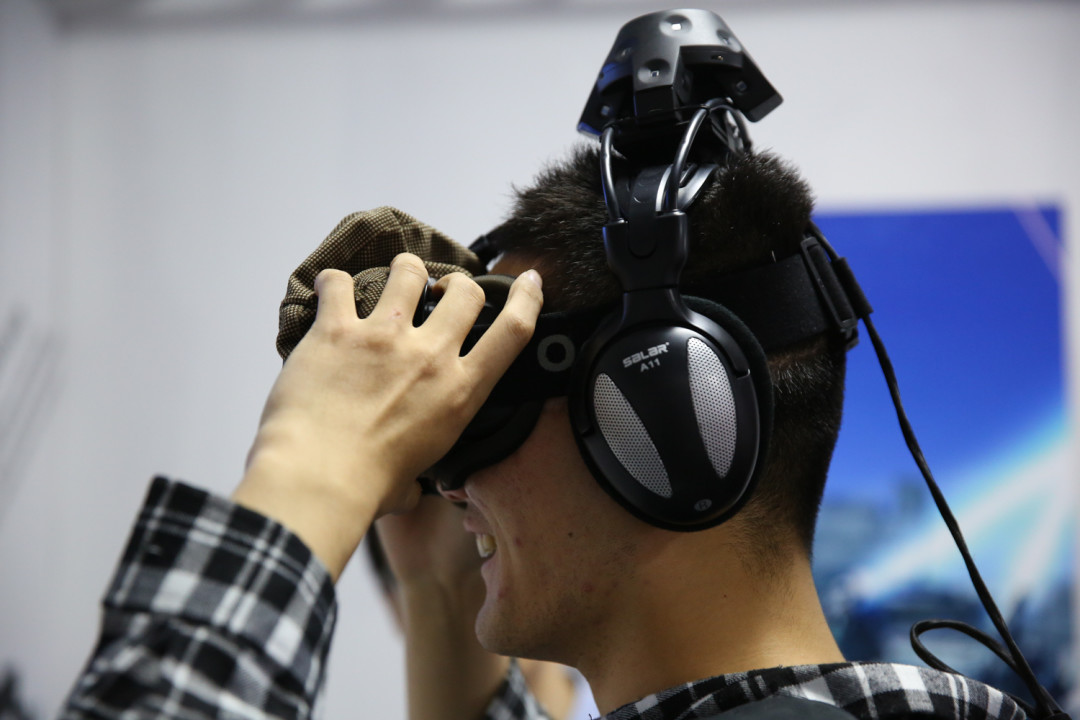 “可穿戴”的VR解决方案：G-Wearables 展示 StepVR 套装_VR设备_什么值得买