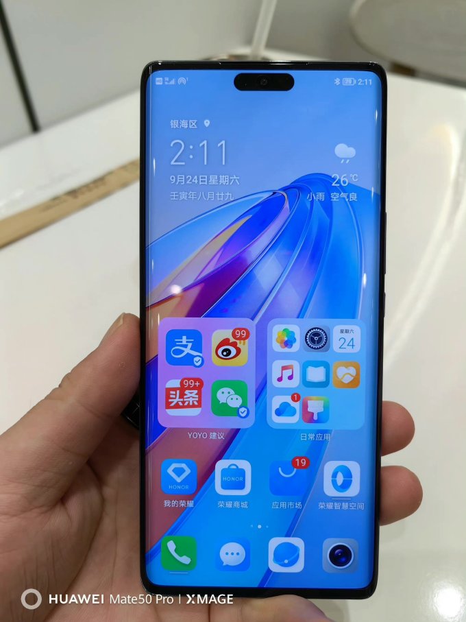 荣耀手机怎么样 你们觉得单孔居中好看，还是双孔居中好看呢_什么值得买