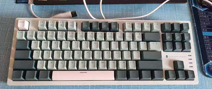 雷神K87机械键盘，这个配色可以，亮点是下边一排灯带，很有特色，同价位比较有个性的了_键盘_什么值得买