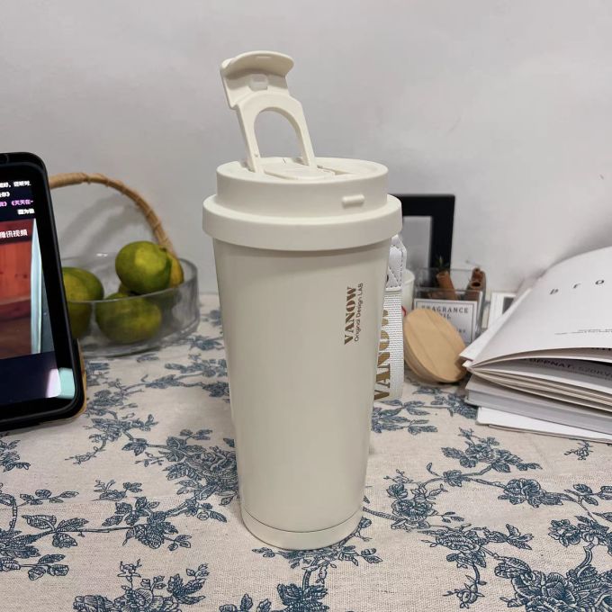 Vanow是一家来自英国的品牌，其保温咖啡杯以高颜值、大容量和便携性而受到欢迎。_什么值得买