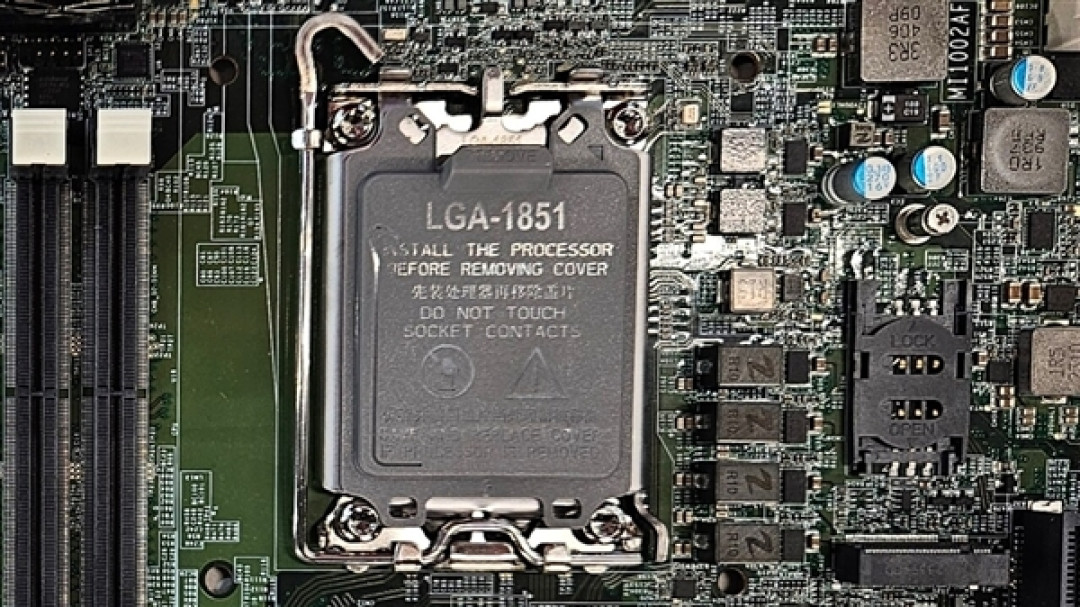 Intel 今年又要换新接口 LGA1851！它长这样子_CPU_什么值得买