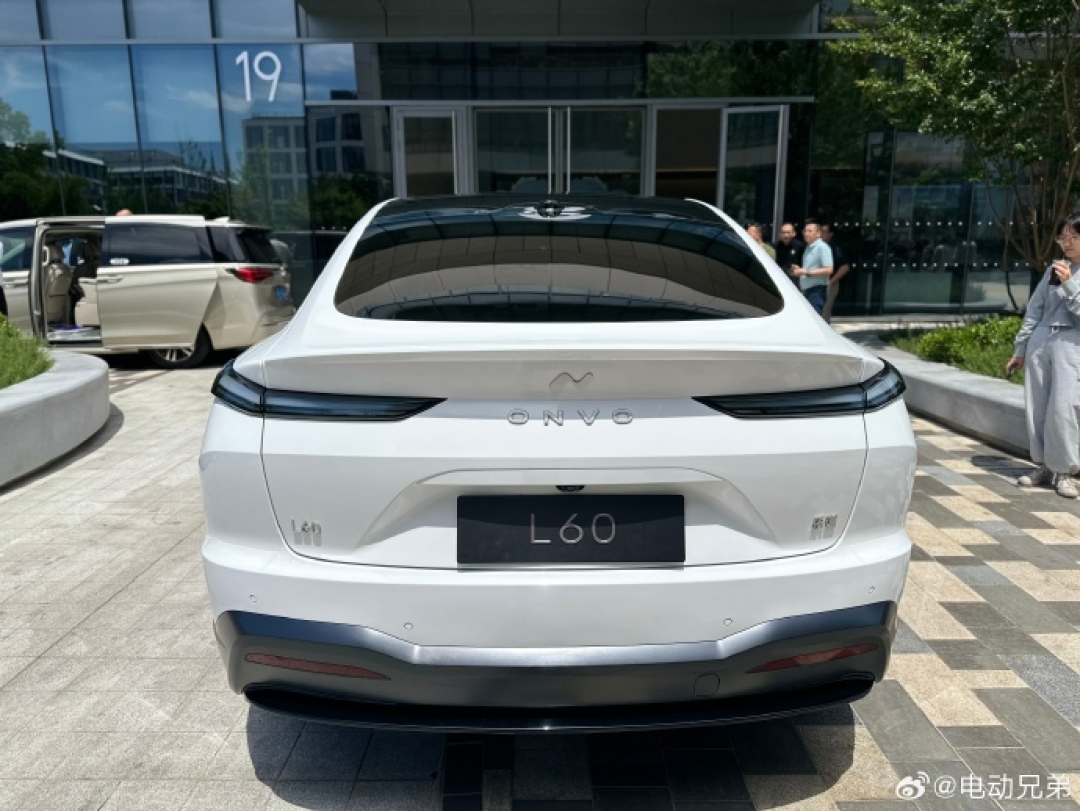 蔚来旗下乐道L60白色款实车曝光，预售价21.99万元起_新能源车_什么值得买