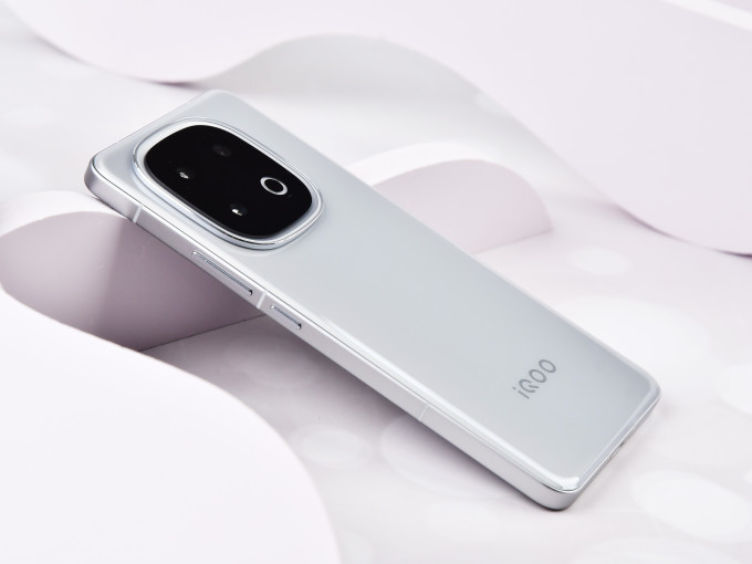 iQOOiQOO 13手机怎么样 iQOO13 VS iQOO12，到底升级了什么！_什么值得买