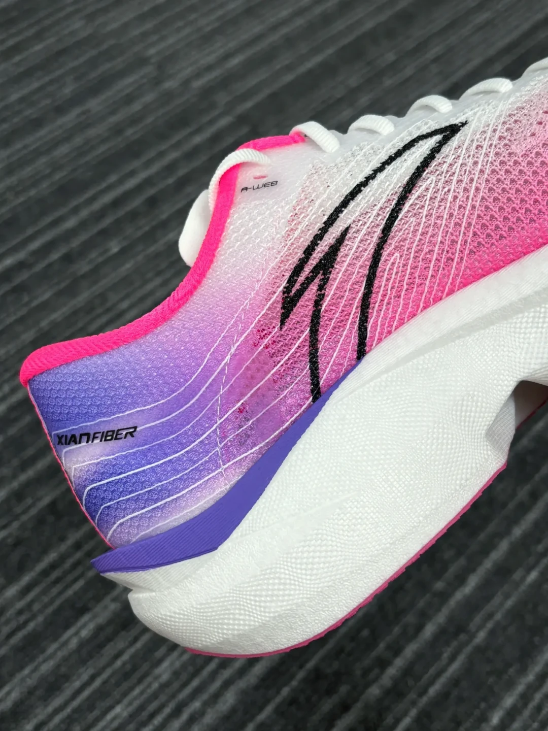 全掌滚动碳板+双层氮科技中底！安踏C202 6代如何重塑马拉松竞速体验_跑鞋_什么值得买