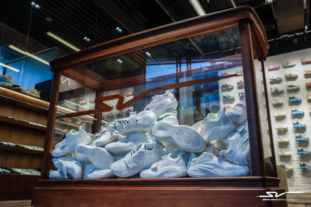许久未见的排队盛况！首家ANTA SNEAKERVERSE安踏作品集白标店不只是一个店铺_篮球鞋_什么值得买