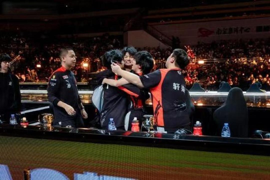 AG超玩会豪取三连冠，创造KPL历史最快纪录_手机游戏_什么值得买