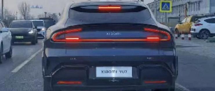 小米YU7实车图再度曝光，预计价格在30-40万之间_SUV_什么值得买
