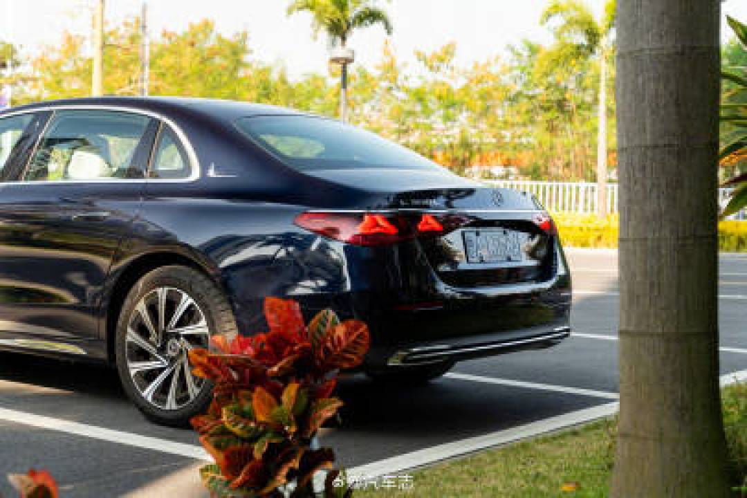 50万元豪华轿车纠结：奔驰E300L对决宝马530Li，谁才是理想之选？_轿车_什么值得买