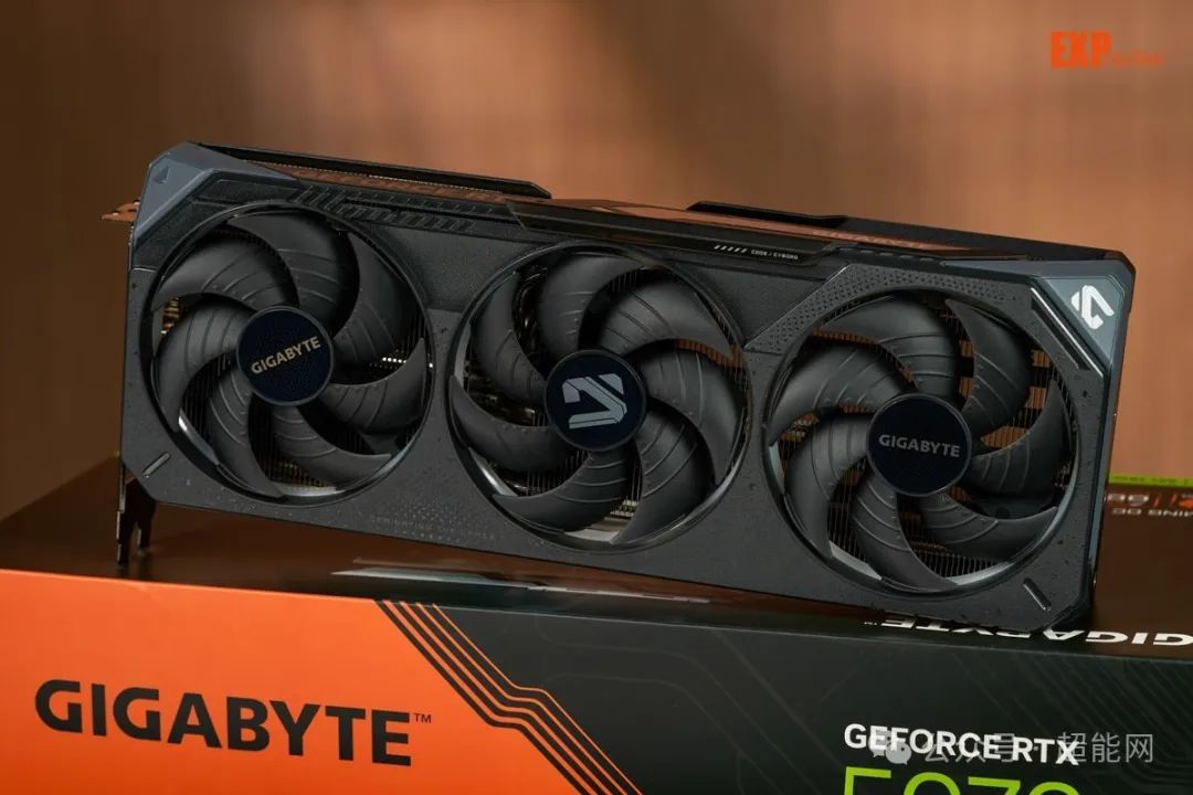 技嘉GeForce RTX 5070 GAMING OC 12G显卡评测：机甲战士抵达主流战场_显卡_什么值得买