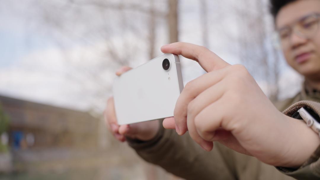 iPhone 16e：167克+26小时续航，苹果备用机最优解？_iPhone_什么值得买