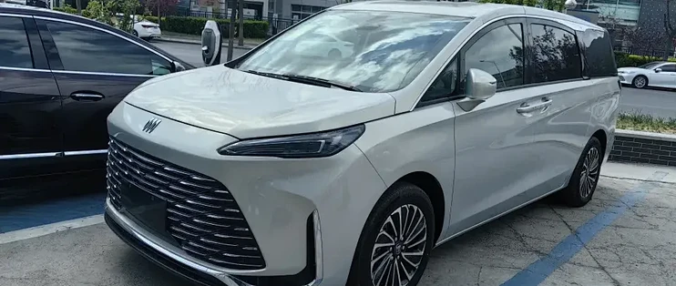 别克GL8陆尚到店实拍，大过比亚迪夏，配397马力+续航1420km_MPV_什么值得买