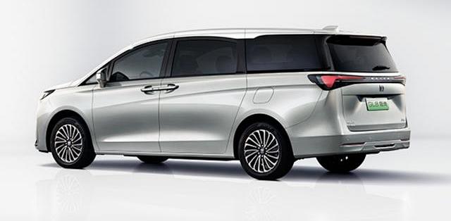 别克GL8陆尚插混MPV上市：1420km续航+油电同智选，中产家庭出行新标杆？_MPV_什么值得买