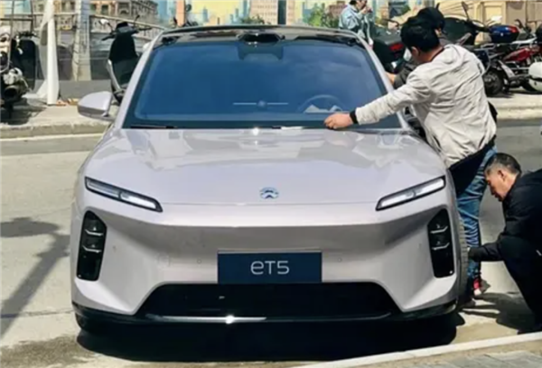 新款蔚来ET5实车曝光：前脸焕新 5-6月有望上市_新能源车_什么值得买