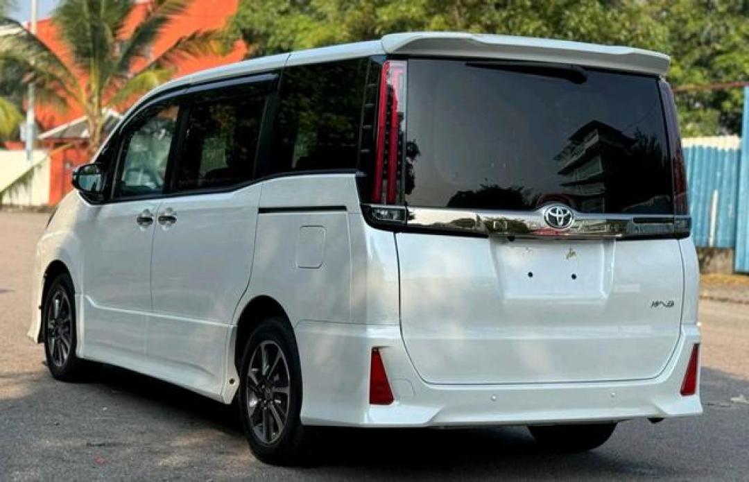 丰田NOAH：家庭MPV市场的空间魔法师，还是本土化困局中的镜花水月？_MPV_什么值得买