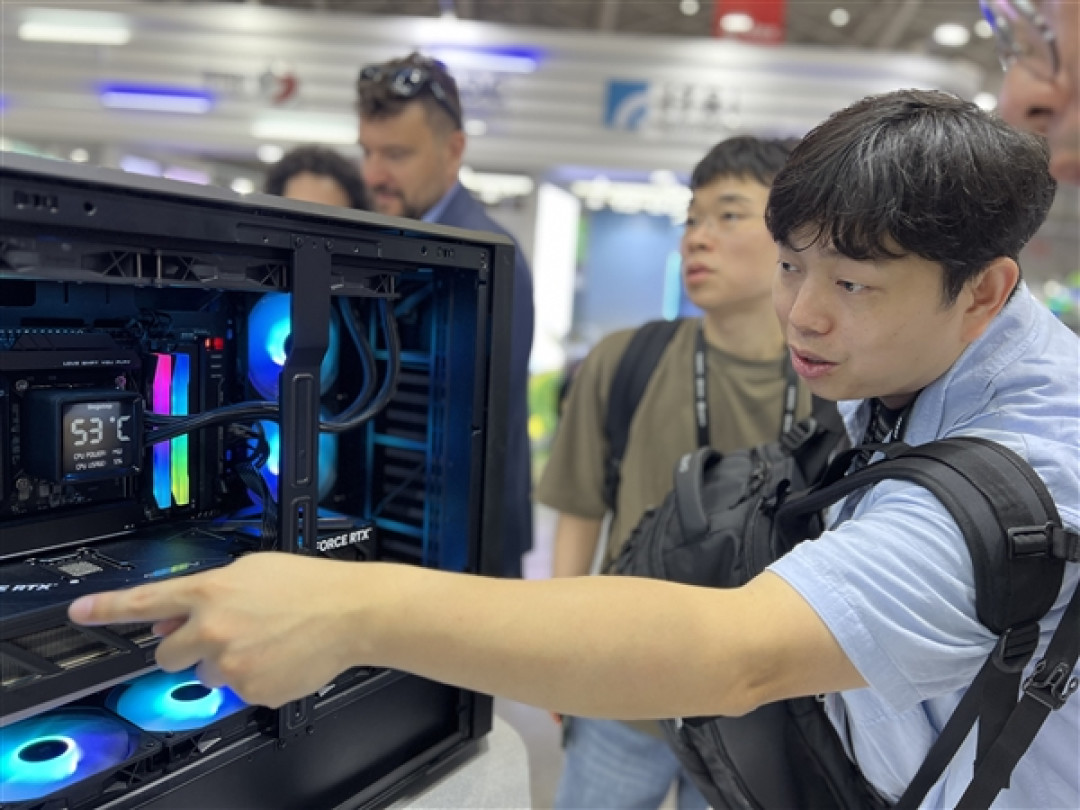 鑫谷机箱新品齐亮相：自带显示器的探云WS3 Ultra、还有首款手提ITX机箱_机箱_什么值得买