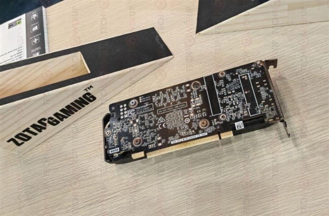 索泰、技嘉都有半高式刀卡RTX 5060：都是三风扇_显卡_什么值得买