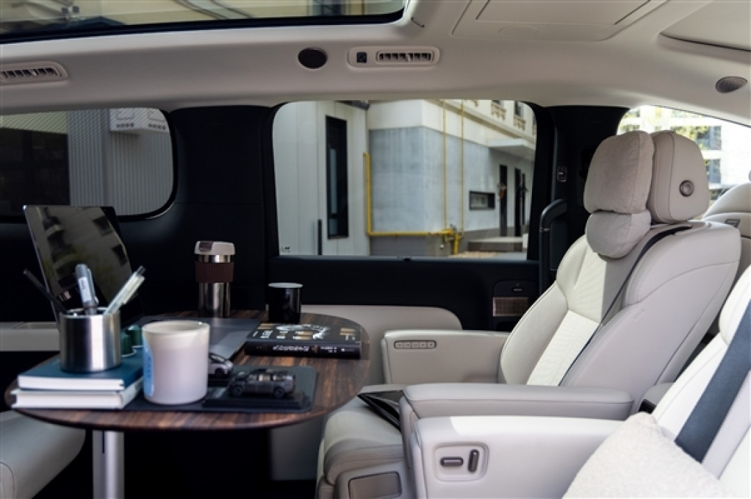 55.98万的国产高端纯电MPV！理想MEGA Home家庭特别版开启交付_新能源车_什么值得买