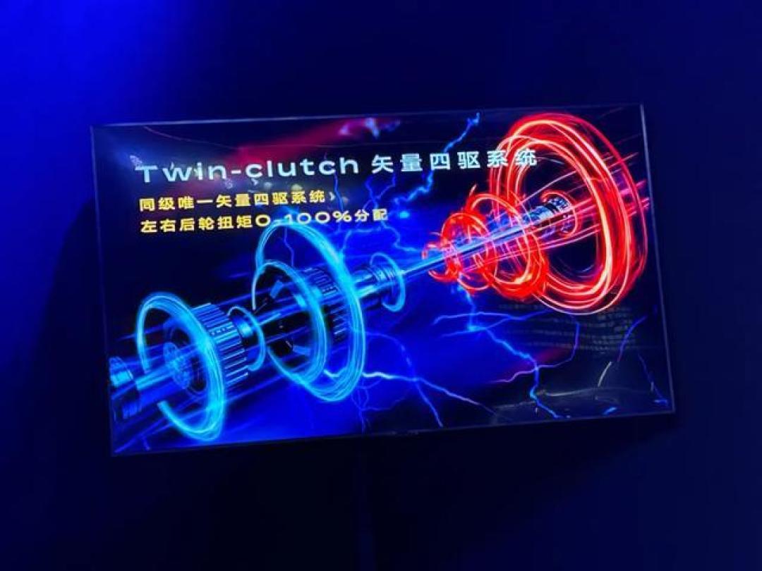 凯迪拉克XT5硬核实测：蜂鸟底盘弯道超宝马，豪华SUV新黑马叫板BBA霸权_SUV_什么值得买