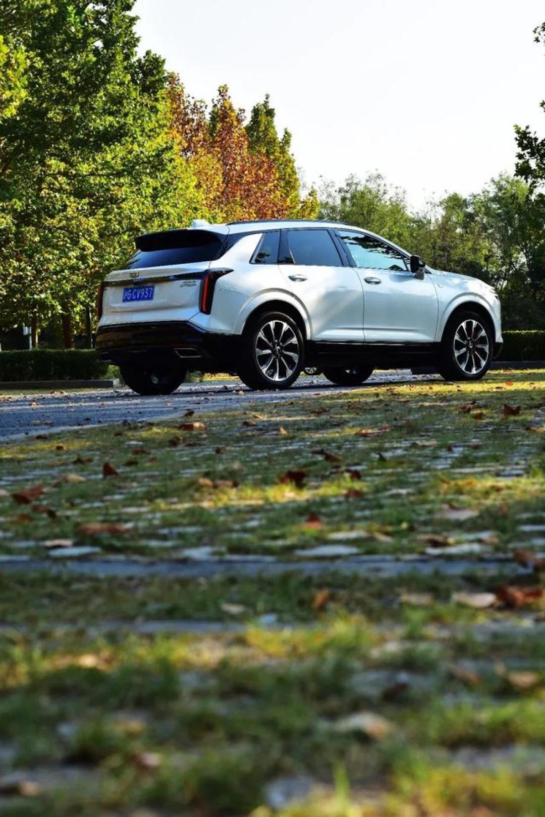 凯迪拉克XT5硬核实测：蜂鸟底盘弯道超宝马，豪华SUV新黑马叫板BBA霸权_SUV_什么值得买