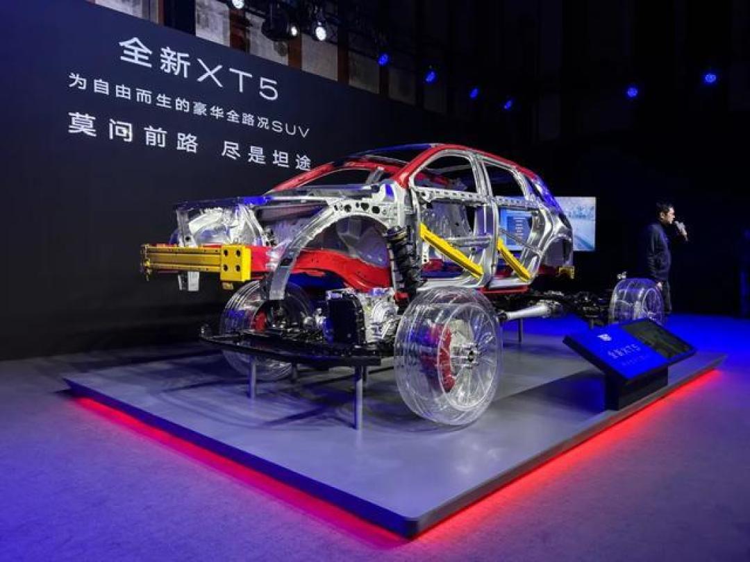 凯迪拉克XT5硬核实测：蜂鸟底盘弯道超宝马，豪华SUV新黑马叫板BBA霸权_SUV_什么值得买