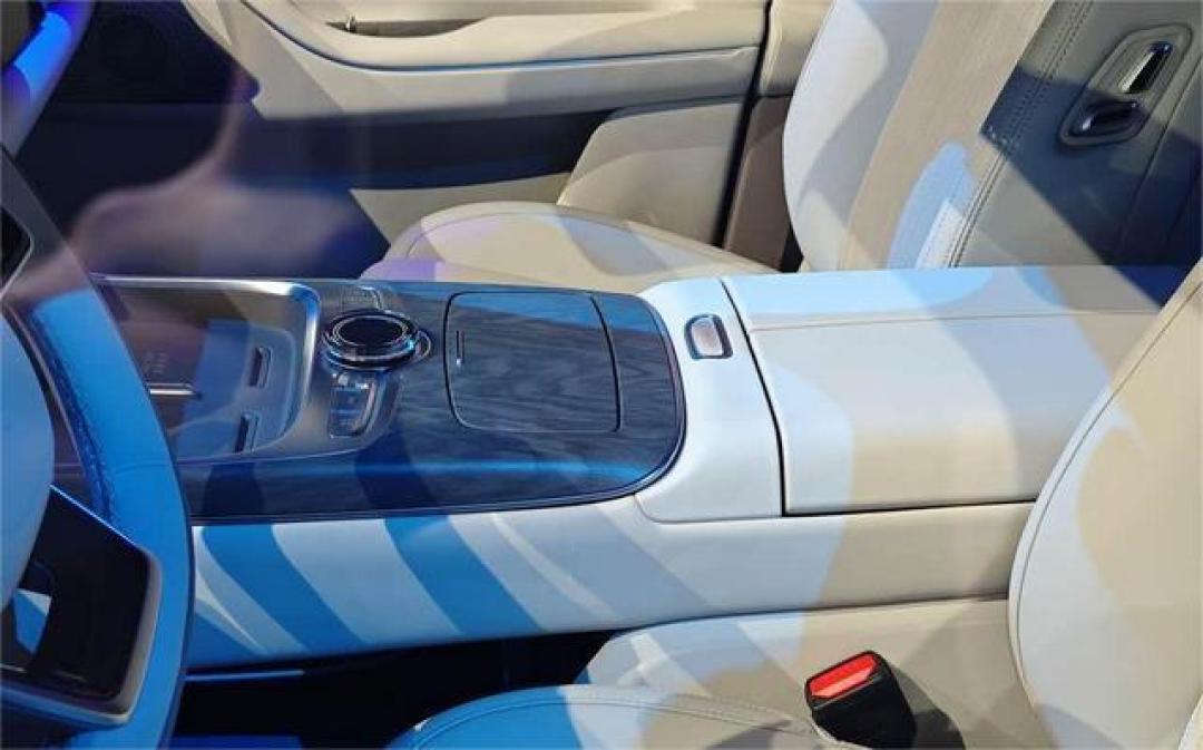 吉利银河M9内饰解析：双联屏+三进式空间，AI科技重构家庭出行新体验_SUV_什么值得买