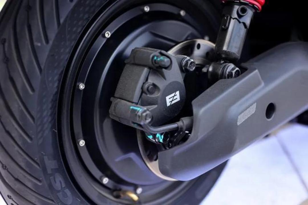 极核AE4 SE电摩深度解析：硬核性能与智能安全如何定义都市骑行新标准_摩托车整车_什么值得买