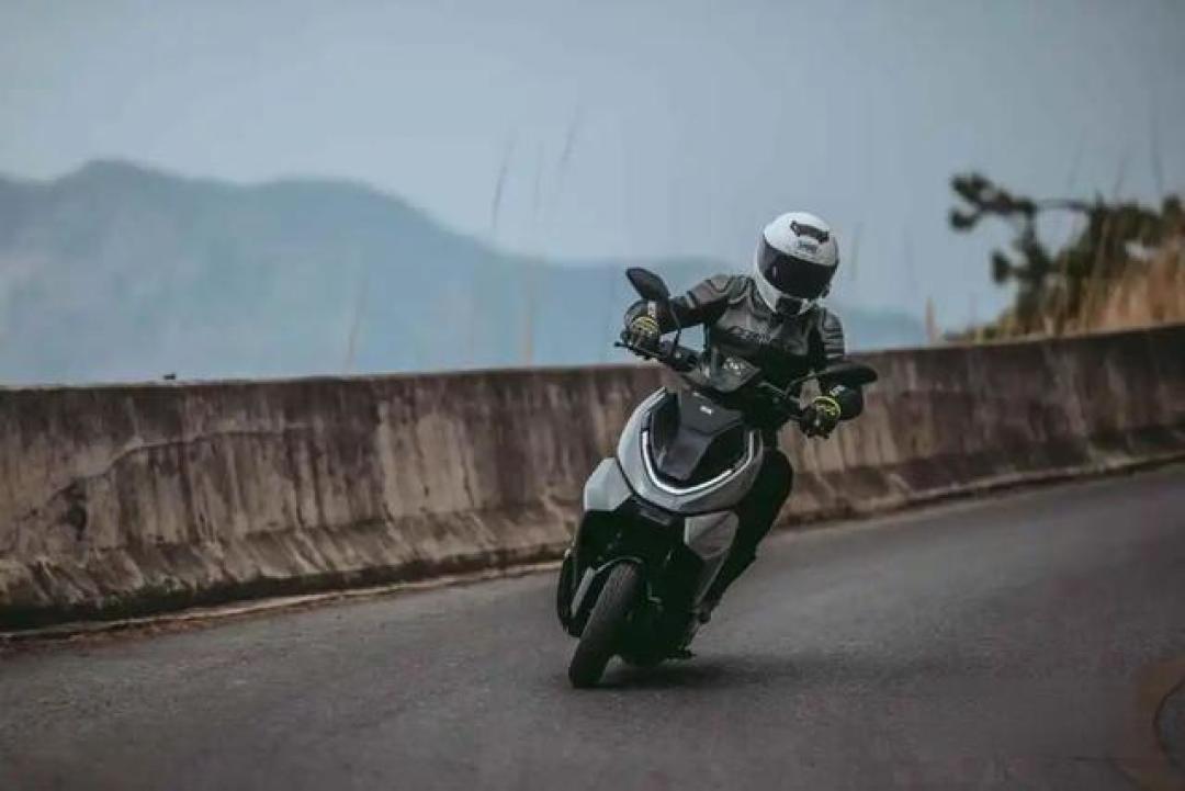 极核AE4 SE电摩深度解析：硬核性能与智能安全如何定义都市骑行新标准_摩托车整车_什么值得买