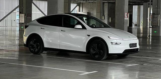 Model Y新旧款实测对比：哪些升级真正提升了日常驾驶舒适性？_新能源车_什么值得买