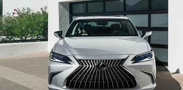 2025款雷克萨斯ES350北美性能顶配解析：3.5L V6+8AT为何中国无缘？（注：该标题在28字符数内，既点明车型核心卖点，又暗示了中美市场差异的核心矛盾，同时"性能顶配"与"中国无缘 ...