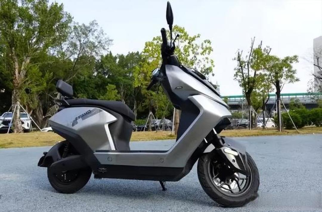 极核AE5i铅酸版vs锂电版实测对比：618省900元换续航和改装潜力值不值？_摩托车整车_什么值得买