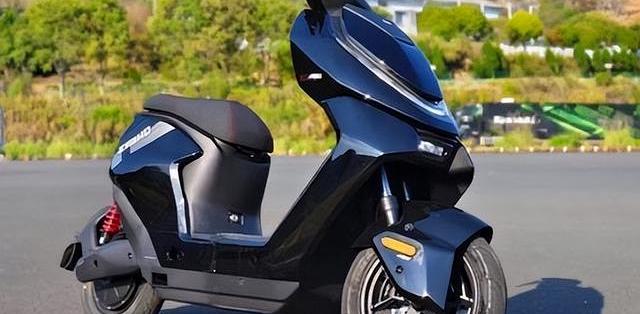 极核AE5i铅酸版4698元值得买吗？对比九号小牛同价位车型，配置强悍但续航存短板_电动车_什么值得买