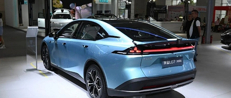 15万级混动家轿PK：吉利星耀8对比深蓝L07谁更值？_新能源车_什么值得买