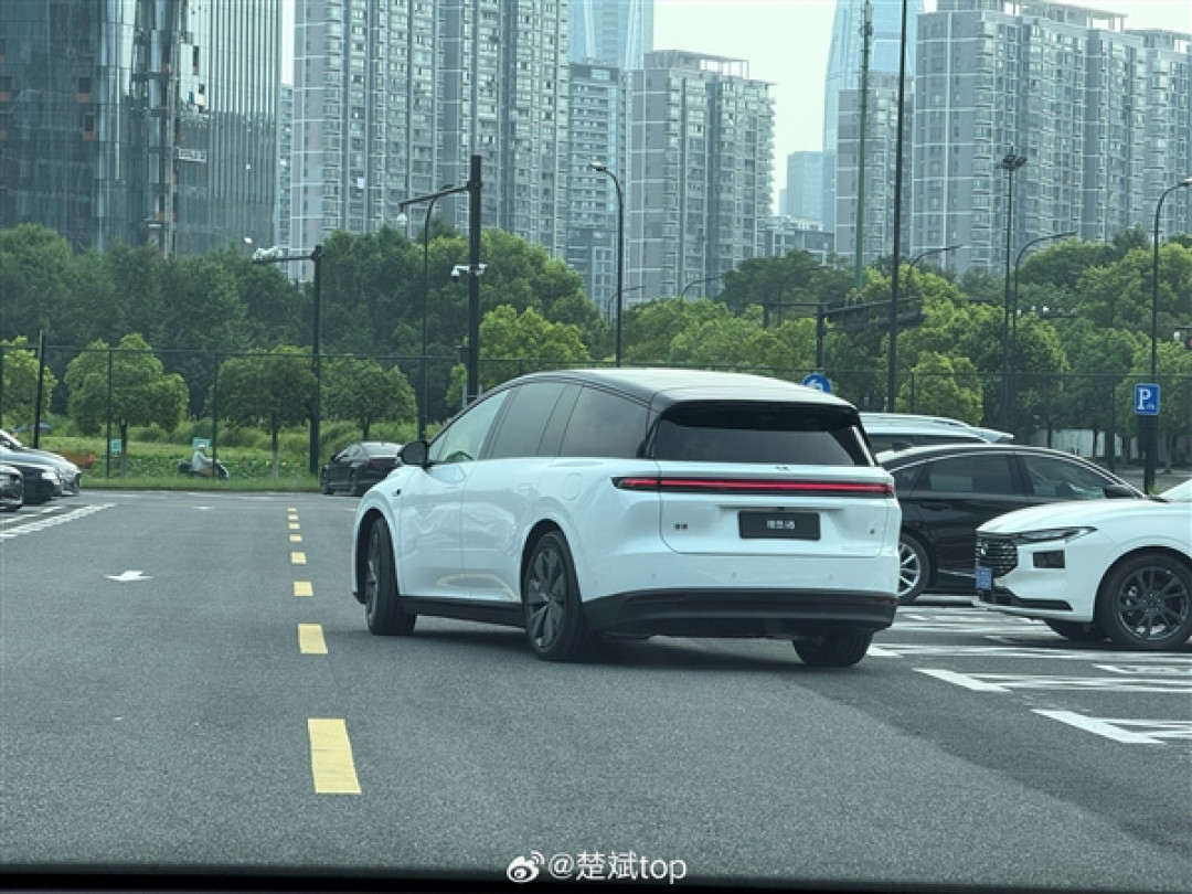 35万级家用纯电SUV 理想i8实车内饰首次曝光：比较眼熟_汽车整车_什么值得买