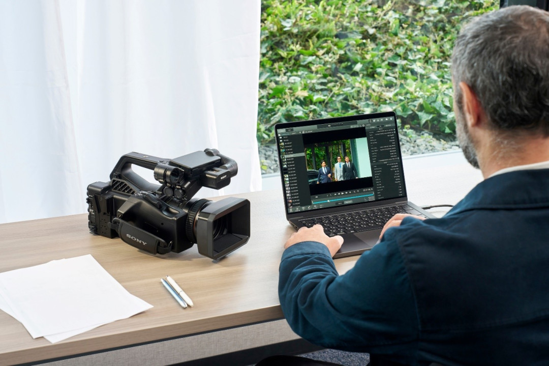 索尼推出 4K 3-CMOS传感器XDCAM手持摄录一体机PXW-Z380_摄像机_什么值得买