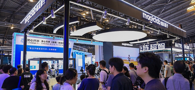 魔法原子首秀MagicBot Z1机器人：最高50自由度惊艳WAIC2025_智能机器人_什么值得买