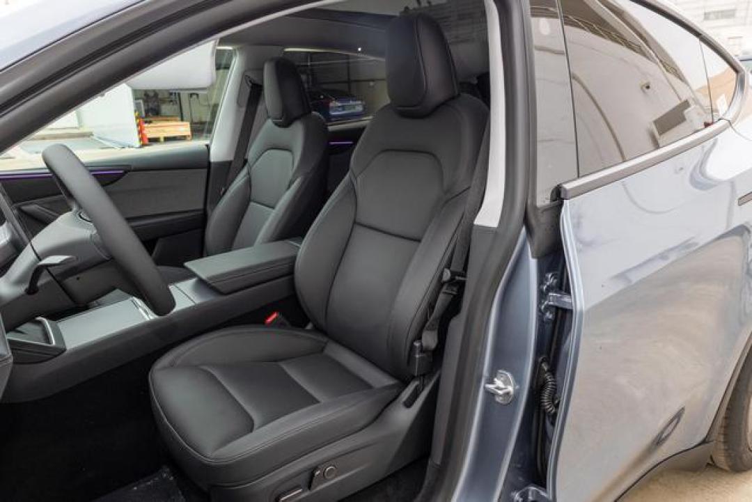 特斯拉Model Y L实拍到店：三排六座布局+751km续航，家庭纯电SUV新思路_新能源车_什么值得买