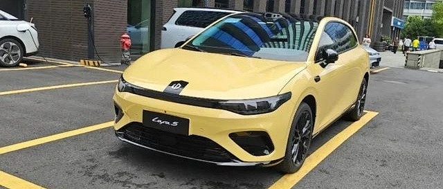 海豚、MG4危险了！零跑Lafa5实车曝光，配置拉满就等定价_汽车充电装备_什么值得买