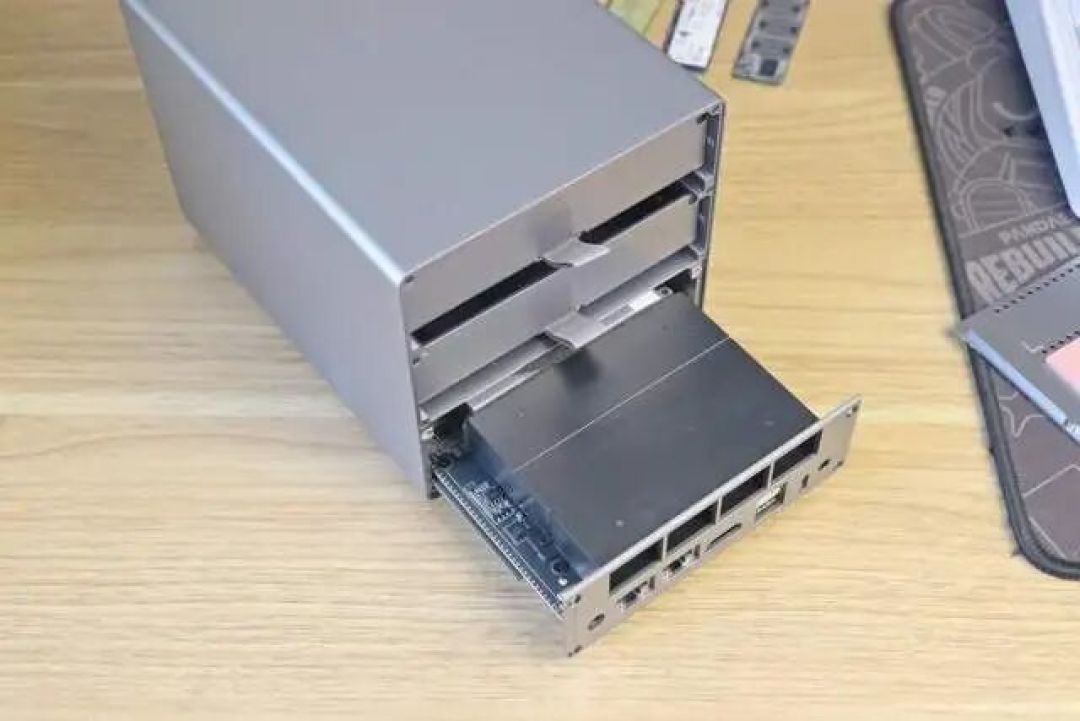 巴掌大的“PC+NAS”全能选手：零刻ME Pro体验评测_台式机_什么值得买